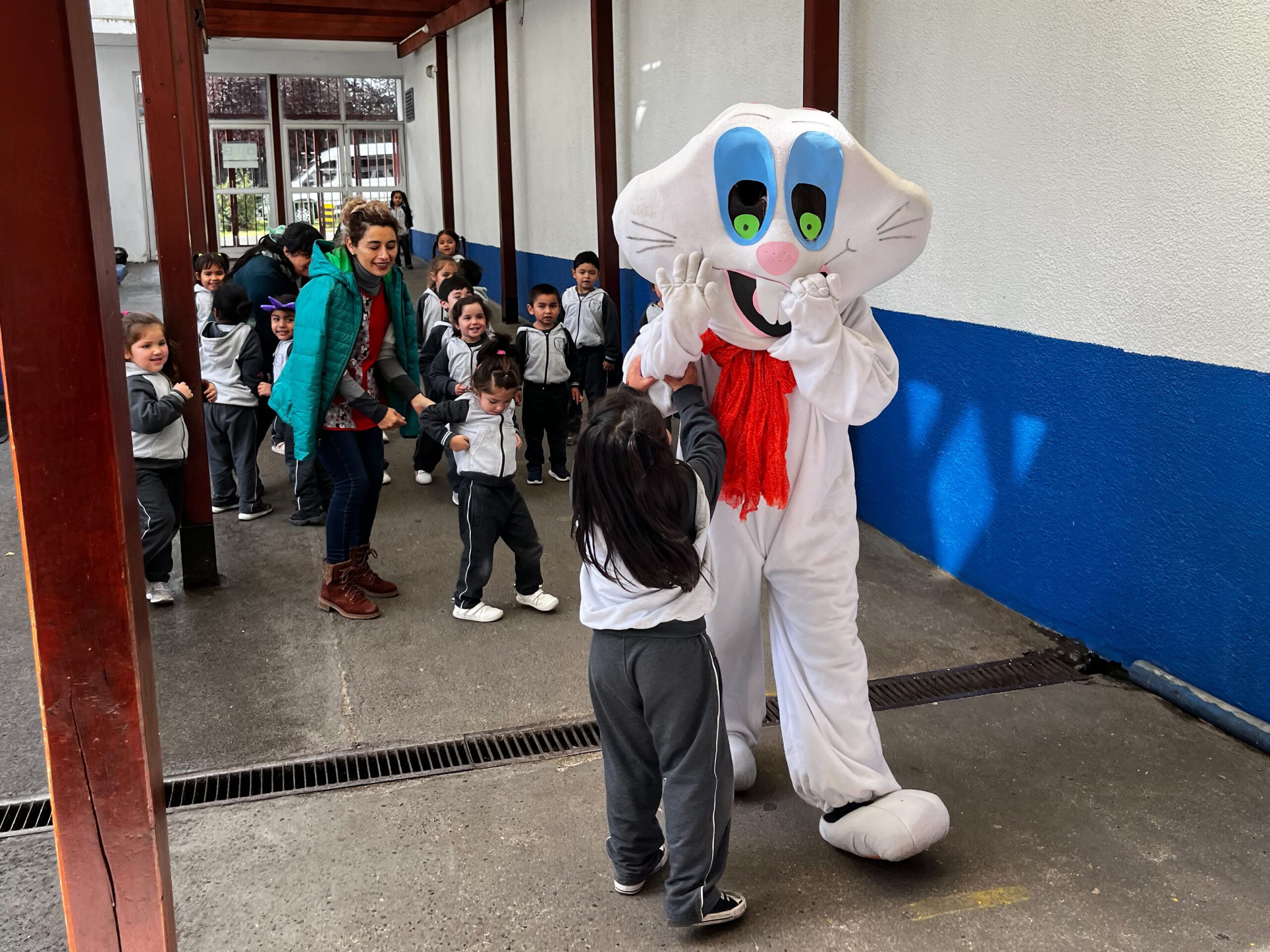 Visita Del Conejo de Pascua a Primer Ciclo - Blas Pascal School