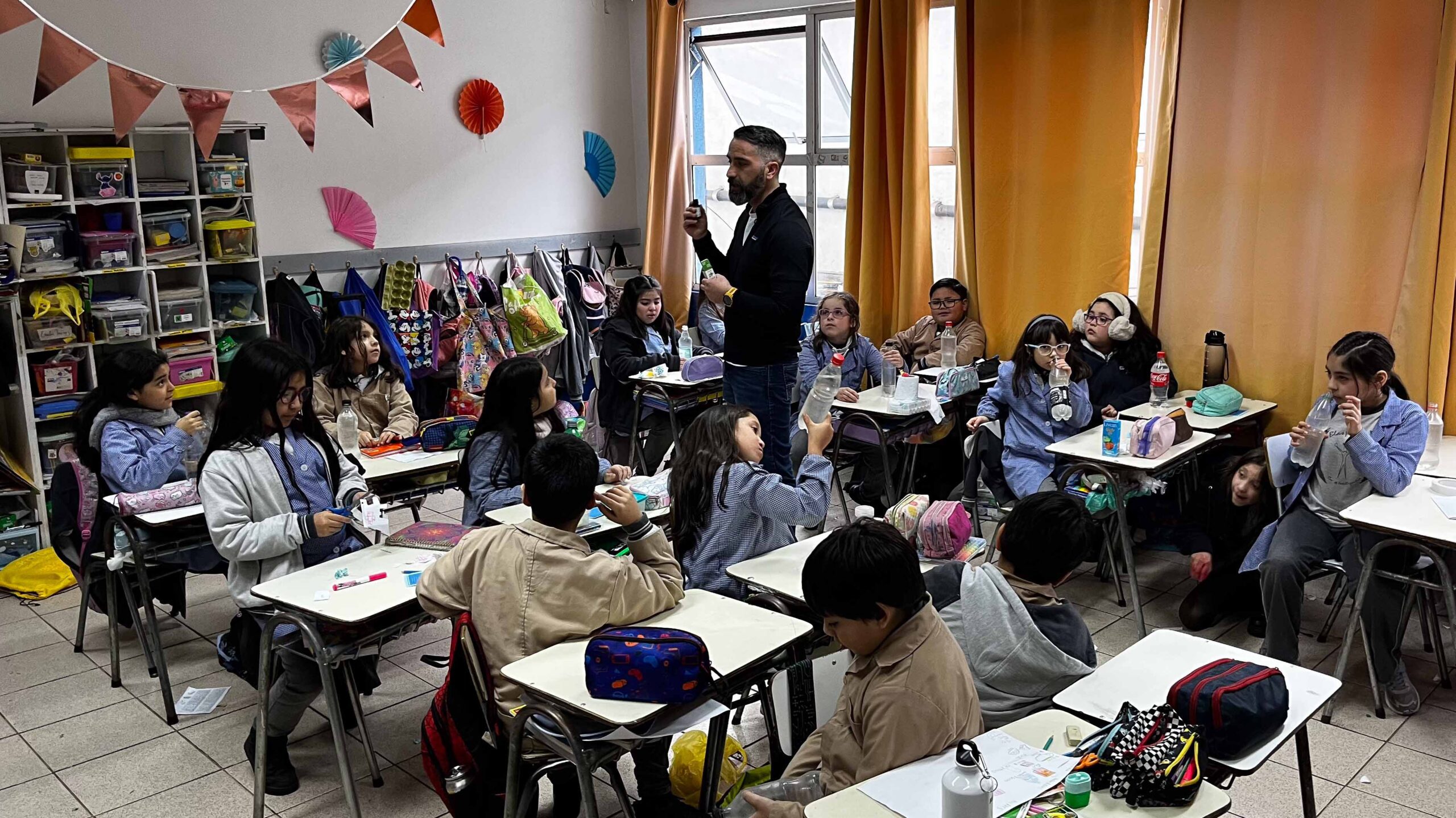 Estudiantes de 3ro básicos elaboraron su propio enjuage bucal - Blas ...